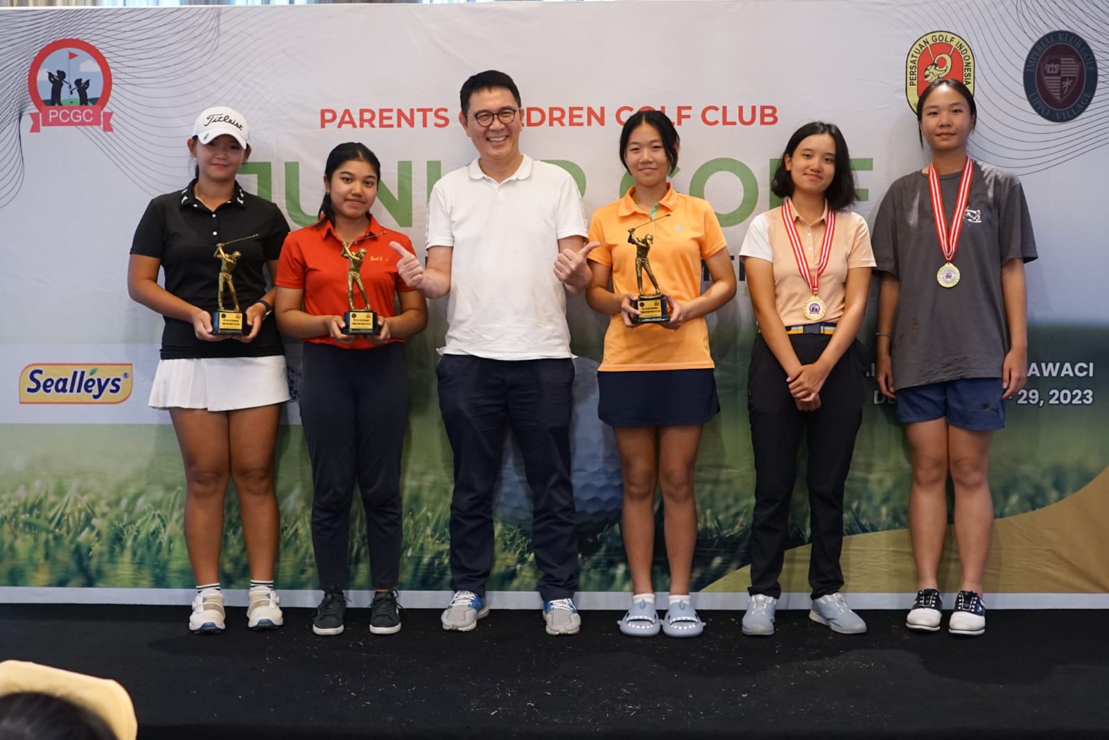 Lee Dogyun & Maureen Yose Angkat Trofi PCGC Akhir Tahun 2023 – GOLFJOY